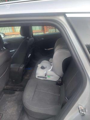 Grey Opel Astra 2011 in Rokiskis, with an engine capacity of 1.96 L and mileage of 267 thousand km for 2350 €, photo 9 on AUTOMOTO.COM.LV