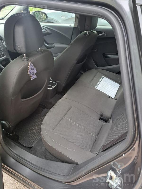 Grey Opel Astra 2011 in Riga, with an engine capacity of 1.60 L and mileage of 271 thousand km for 800 €, photo 3 on AUTOMOTO.COM.LV