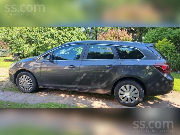 Grey Opel Astra 2011 in Riga, with an engine capacity of 2.00 L and mileage of 229 thousand km for 1500 €, photo 2 on AUTOMOTO.COM.LV