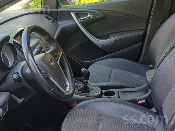 Grey Opel Astra 2011 in Riga, with an engine capacity of 2.00 L and mileage of 229 thousand km for 1500 €, photo 5 on AUTOMOTO.COM.LV