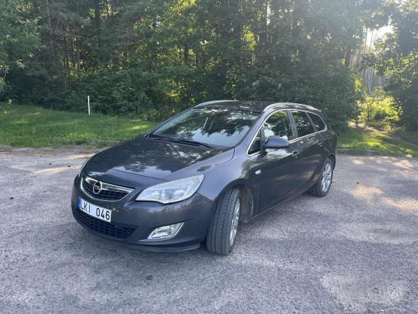 Grey Opel Astra 2011 in Panevezys, with an engine capacity of 1.69 L and mileage of 299 thousand km for 3500 €, photo 3 on AUTOMOTO.COM.LV