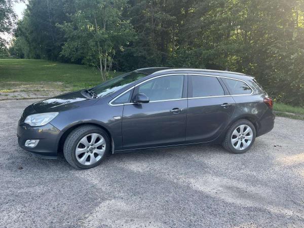 Grey Opel Astra 2011 in Panevezys, with an engine capacity of 1.69 L and mileage of 299 thousand km for 3500 €, photo 4 on AUTOMOTO.COM.LV