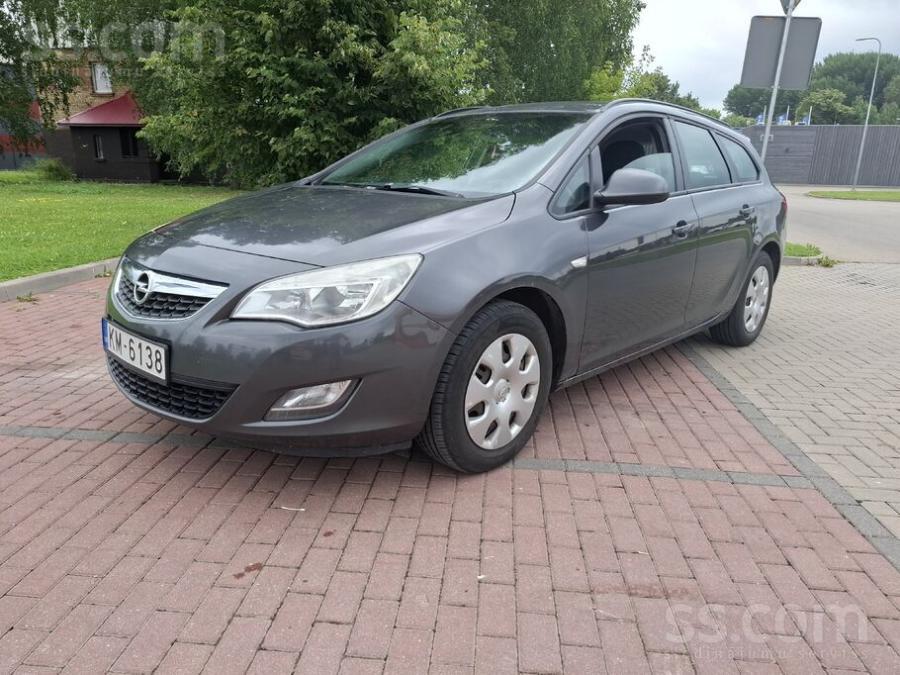 Grey Opel Astra 2011 in Jelgava, with an engine capacity of 1.70 L and mileage of 271 thousand km for 880 €, photo 1 on AUTOMOTO.COM.LV