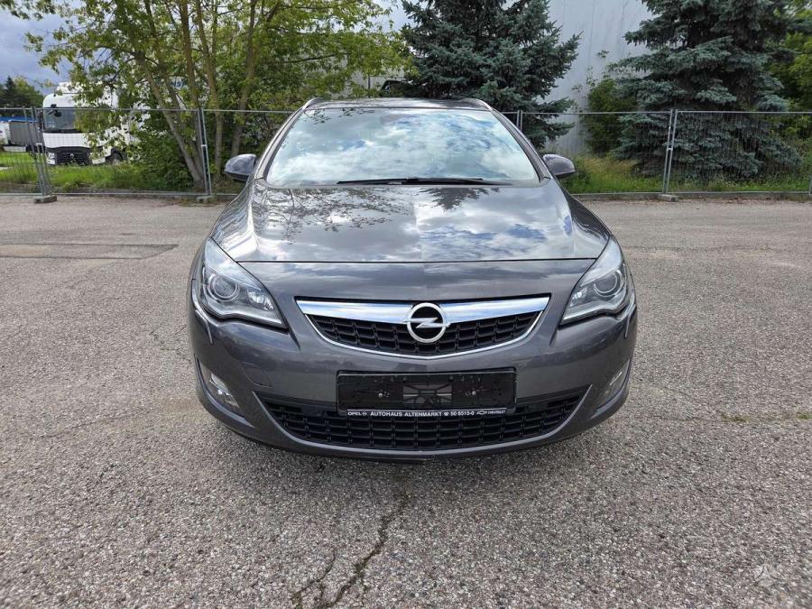 Grey Opel Astra 2011 in Marijampole, with an engine capacity of 1.69 L and mileage of 261 thousand km for 2999 €, photo 1 on AUTOMOTO.COM.LV