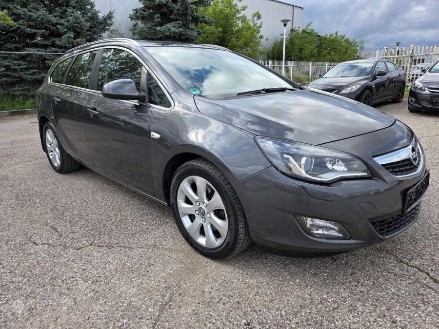 Grey Opel Astra 2011 in Marijampole, with an engine capacity of 1.69 L and mileage of 261 thousand km for 2999 €, photo 3 on AUTOMOTO.COM.LV