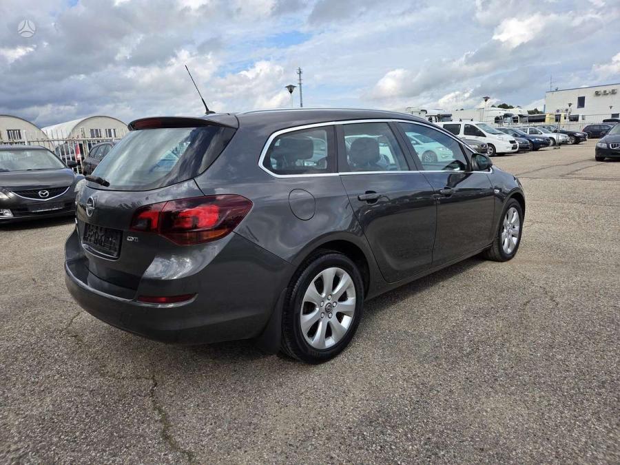 Grey Opel Astra 2011 in Marijampole, with an engine capacity of 1.69 L and mileage of 261 thousand km for 2999 €, photo 5 on AUTOMOTO.COM.LV