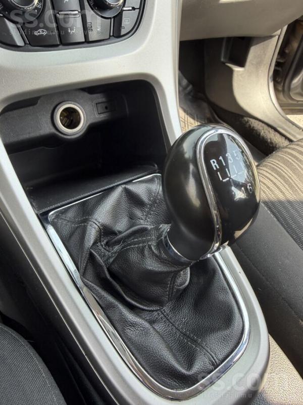 Grey Opel Astra 2011 in Riga, with an engine capacity of 1.70 L and mileage of 210 thousand km for 3690 €, photo 7 on AUTOMOTO.COM.LV
