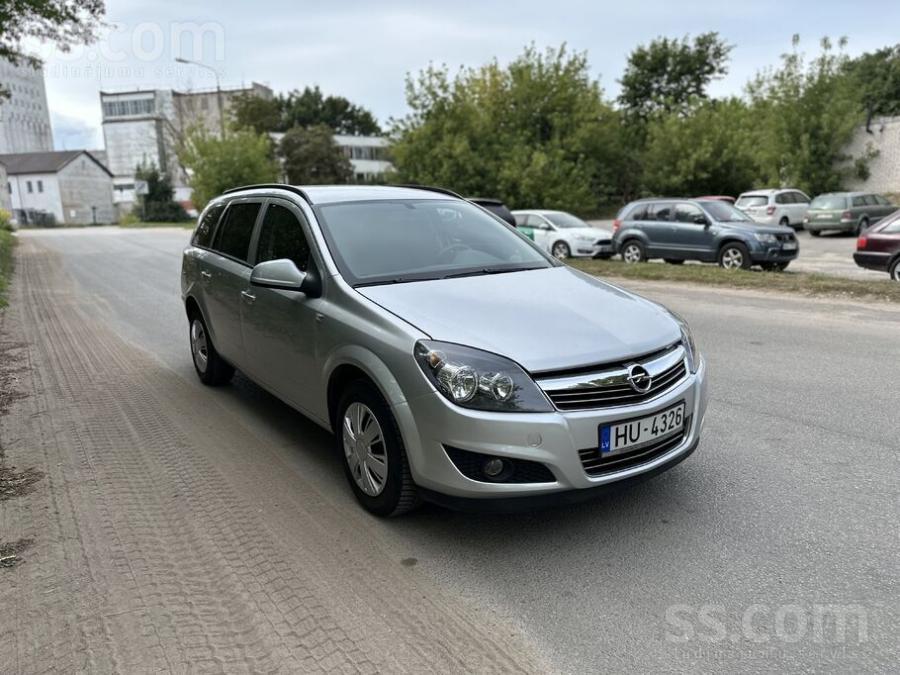 Grey Opel Astra 2011 in Riga, with an engine capacity of 1.60 L and mileage of 111 thousand km for 1900 €, photo 3 on AUTOMOTO.COM.LV