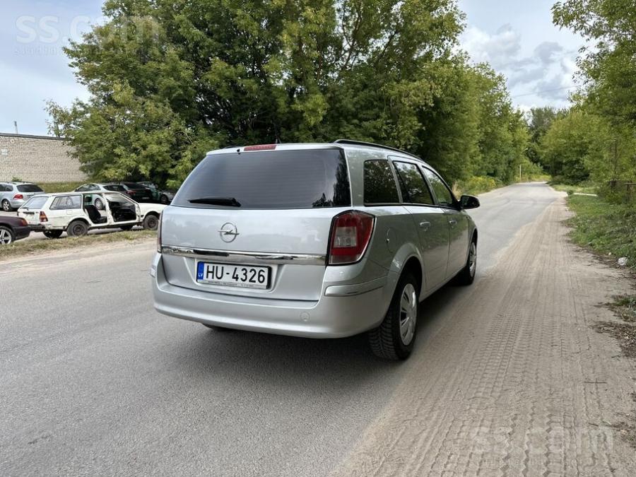 Grey Opel Astra 2011 in Riga, with an engine capacity of 1.60 L and mileage of 111 thousand km for 1900 €, photo 4 on AUTOMOTO.COM.LV
