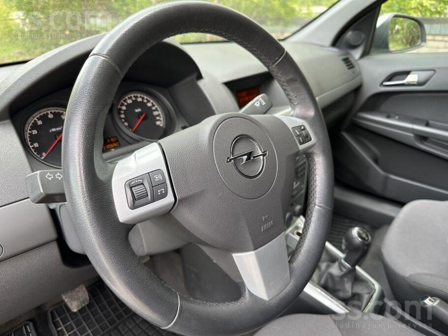 Grey Opel Astra 2011 in Riga, with an engine capacity of 1.60 L and mileage of 111 thousand km for 1900 €, photo 9 on AUTOMOTO.COM.LV