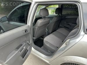 Grey Opel Astra 2011 in Riga, with an engine capacity of 1.60 L and mileage of 111 thousand km for 1900 €, photo 11 on AUTOMOTO.COM.LV