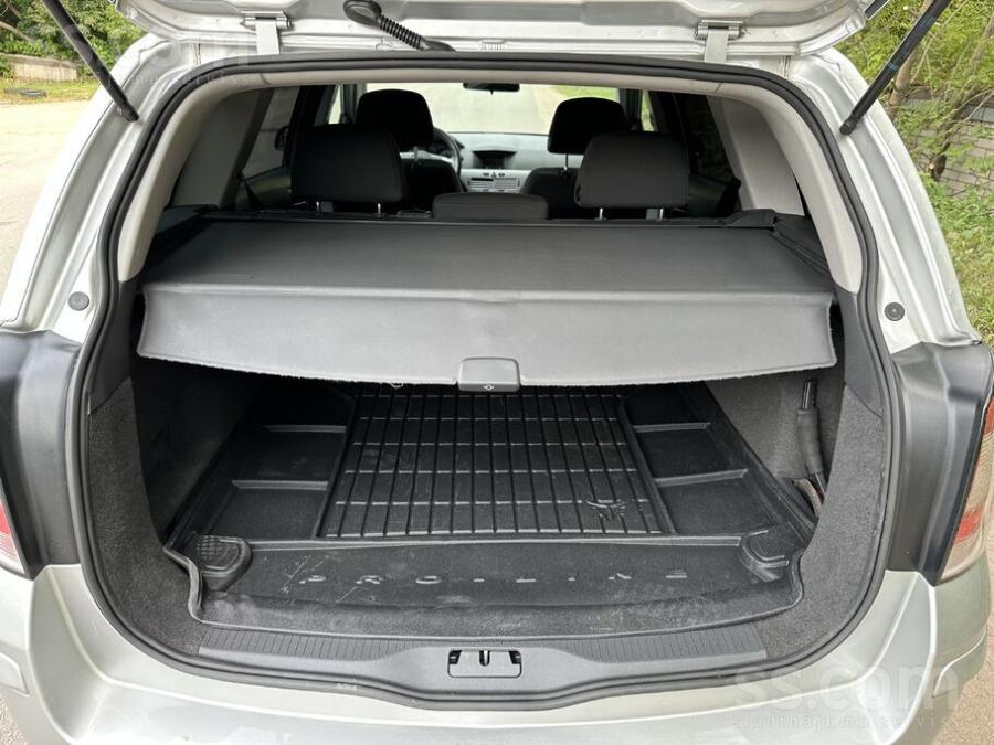 Grey Opel Astra 2011 in Riga, with an engine capacity of 1.60 L and mileage of 111 thousand km for 1900 €, photo 12 on AUTOMOTO.COM.LV