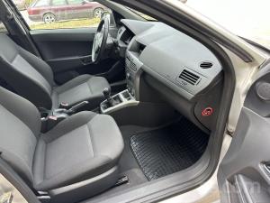 Grey Opel Astra 2011 in Riga, with an engine capacity of 1.60 L and mileage of 111 thousand km for 1900 €, photo 16 on AUTOMOTO.COM.LV