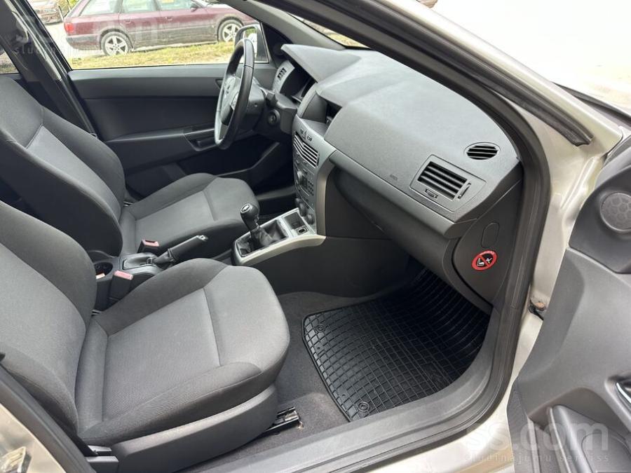 Grey Opel Astra 2011 in Riga, with an engine capacity of 1.60 L and mileage of 111 thousand km for 1900 €, photo 16 on AUTOMOTO.COM.LV