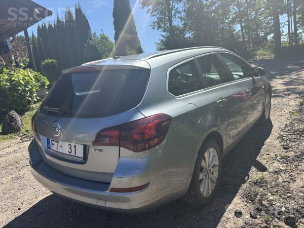 Grey Opel Astra 2011 in Gulbene, with an engine capacity of 1.70 L and mileage of 275 thousand km for 650 €, photo 1 on AUTOMOTO.COM.LV