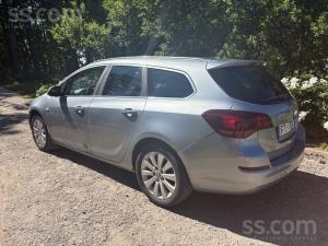 Grey Opel Astra 2011 in Gulbene, with an engine capacity of 1.70 L and mileage of 275 thousand km for 650 €, photo 3 on AUTOMOTO.COM.LV