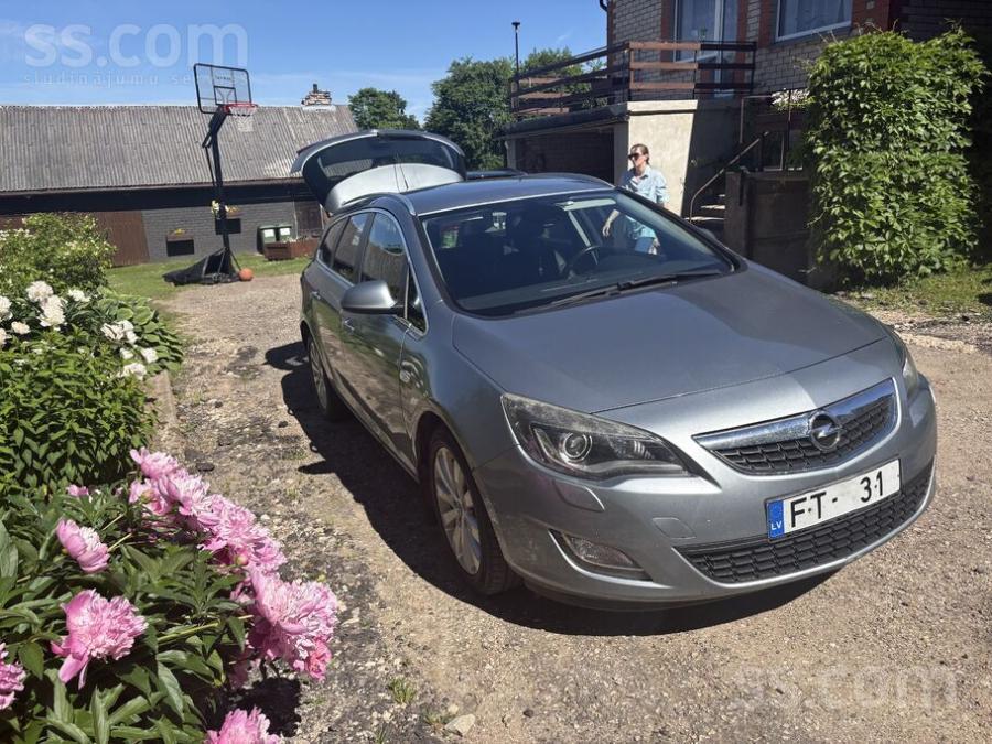 Grey Opel Astra 2011 in Gulbene, with an engine capacity of 1.70 L and mileage of 275 thousand km for 650 €, photo 4 on AUTOMOTO.COM.LV