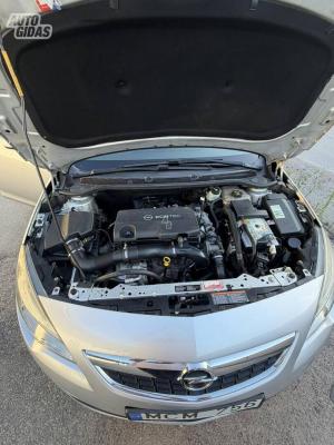 Grey Opel Astra 2011 in Klaipeda, with an engine capacity of 1.70 L and mileage of 320 thousand km for 2400 €, photo 9 on AUTOMOTO.COM.LV