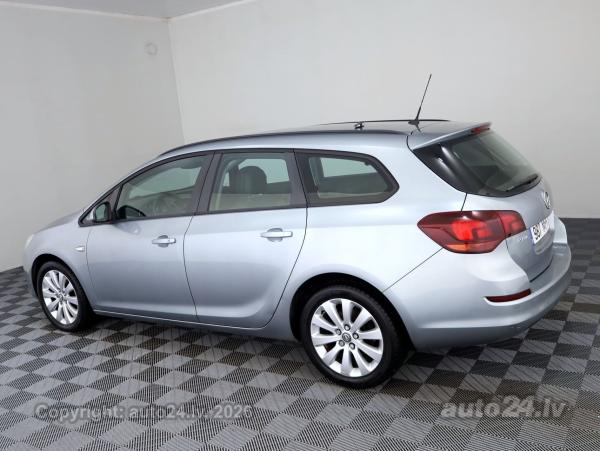 Grey Opel Astra 2011 in Tallinn, with an engine capacity of 1.70 L and mileage of 364 thousand km for 1699 €, photo 4 on AUTOMOTO.COM.LV