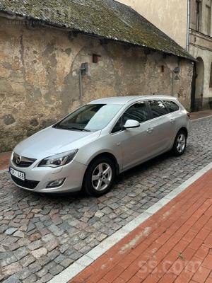 Grey Opel Astra 2011 in Cesis, with an engine capacity of 1.70 L and mileage of 277 thousand km for 2000 €, photo  on AUTOMOTO.COM.LV