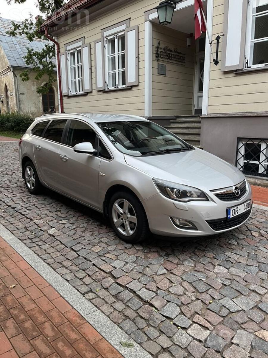 Grey Opel Astra 2011 in Cesis, with an engine capacity of 1.70 L and mileage of 277 thousand km for 2000 €, photo 3 on AUTOMOTO.COM.LV