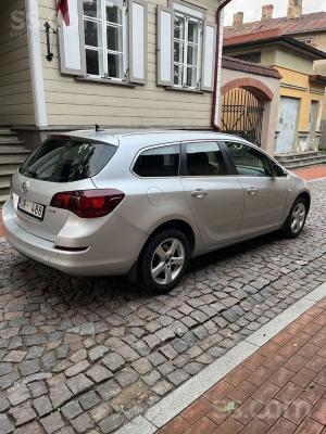 Grey Opel Astra 2011 in Cesis, with an engine capacity of 1.70 L and mileage of 277 thousand km for 2000 €, photo 4 on AUTOMOTO.COM.LV