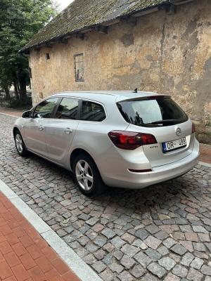 Grey Opel Astra 2011 in Cesis, with an engine capacity of 1.70 L and mileage of 277 thousand km for 2000 €, photo 5 on AUTOMOTO.COM.LV