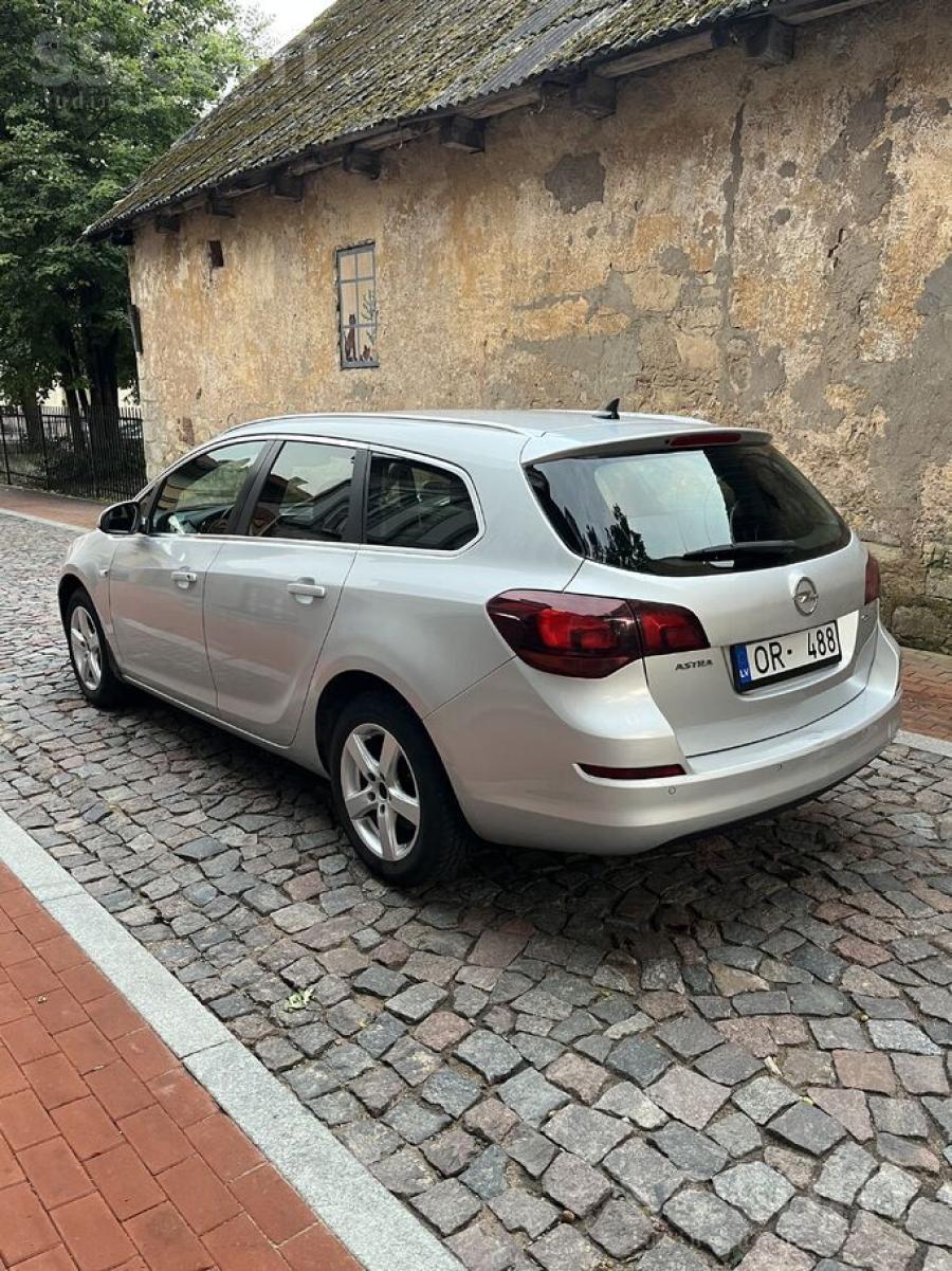 Grey Opel Astra 2011 in Cesis, with an engine capacity of 1.70 L and mileage of 277 thousand km for 2000 €, photo 5 on AUTOMOTO.COM.LV