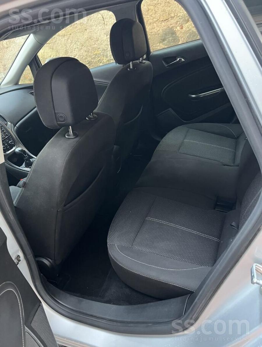 Grey Opel Astra 2011 in Cesis, with an engine capacity of 1.70 L and mileage of 277 thousand km for 2000 €, photo 6 on AUTOMOTO.COM.LV