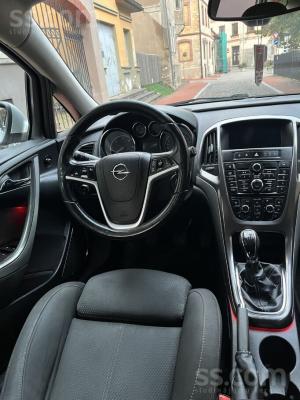 Grey Opel Astra 2011 in Cesis, with an engine capacity of 1.70 L and mileage of 277 thousand km for 2000 €, photo 7 on AUTOMOTO.COM.LV
