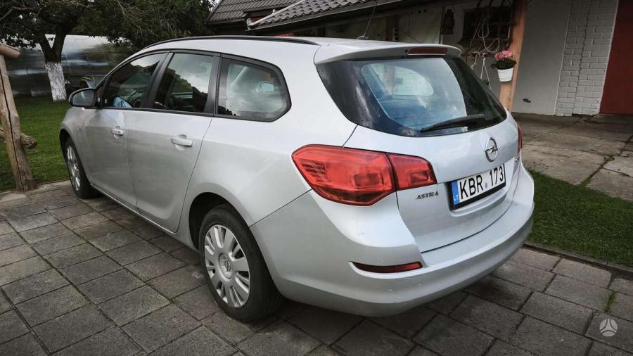 Grey Opel Astra 2011 in Siauliai, with an engine capacity of 1.69 L and mileage of 430 thousand km for 2600 €, photo 1 on AUTOMOTO.COM.LV