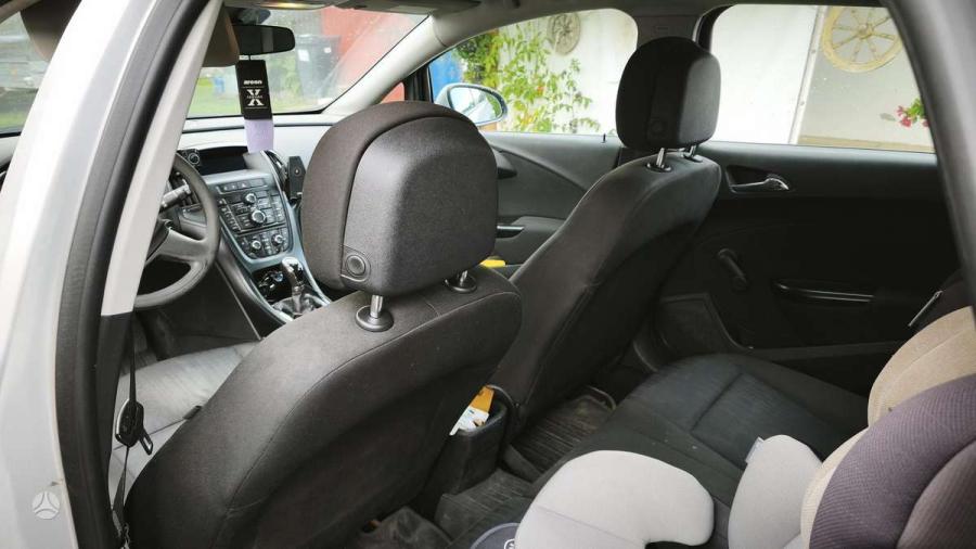 Grey Opel Astra 2011 in Siauliai, with an engine capacity of 1.69 L and mileage of 430 thousand km for 2600 €, photo 3 on AUTOMOTO.COM.LV