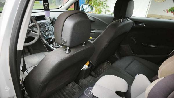 Grey Opel Astra 2011 in Siauliai, with an engine capacity of 1.69 L and mileage of 430 thousand km for 2600 €, photo 5 on AUTOMOTO.COM.LV