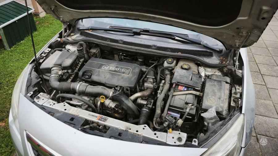 Grey Opel Astra 2011 in Siauliai, with an engine capacity of 1.69 L and mileage of 430 thousand km for 2600 €, photo 6 on AUTOMOTO.COM.LV