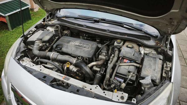 Grey Opel Astra 2011 in Siauliai, with an engine capacity of 1.69 L and mileage of 430 thousand km for 2600 €, photo 7 on AUTOMOTO.COM.LV