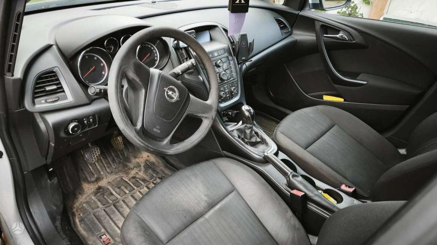 Grey Opel Astra 2011 in Siauliai, with an engine capacity of 1.69 L and mileage of 430 thousand km for 2600 €, photo 8 on AUTOMOTO.COM.LV