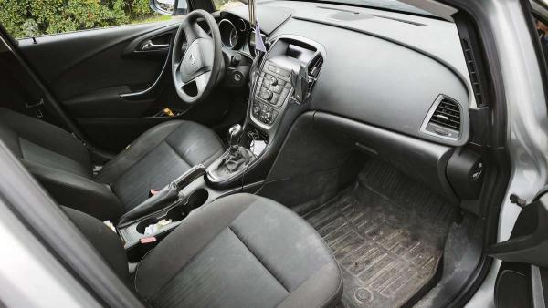 Grey Opel Astra 2011 in Siauliai, with an engine capacity of 1.69 L and mileage of 430 thousand km for 2600 €, photo 9 on AUTOMOTO.COM.LV
