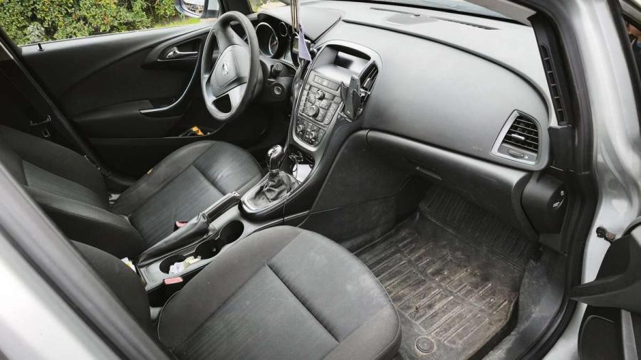 Grey Opel Astra 2011 in Siauliai, with an engine capacity of 1.69 L and mileage of 430 thousand km for 2600 €, photo 9 on AUTOMOTO.COM.LV