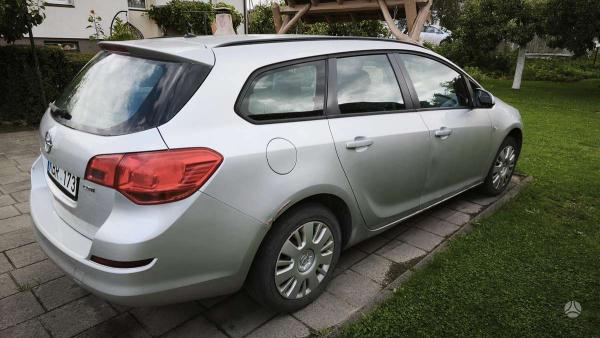 Grey Opel Astra 2011 in Siauliai, with an engine capacity of 1.69 L and mileage of 430 thousand km for 2600 €, photo 10 on AUTOMOTO.COM.LV