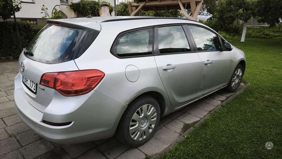Grey Opel Astra 2011 in Siauliai, with an engine capacity of 1.69 L and mileage of 430 thousand km for 2600 €, photo 10 on AUTOMOTO.COM.LV