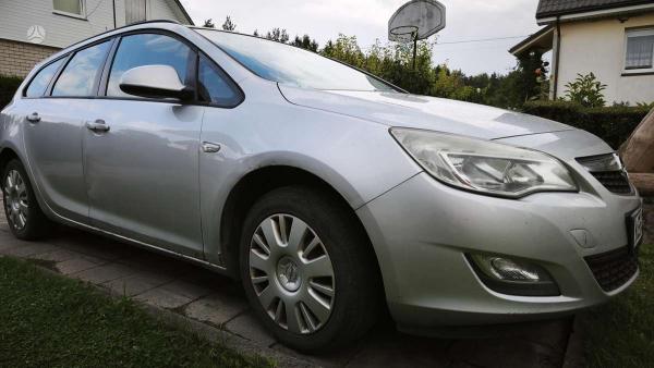 Grey Opel Astra 2011 in Siauliai, with an engine capacity of 1.69 L and mileage of 430 thousand km for 2600 €, photo 11 on AUTOMOTO.COM.LV