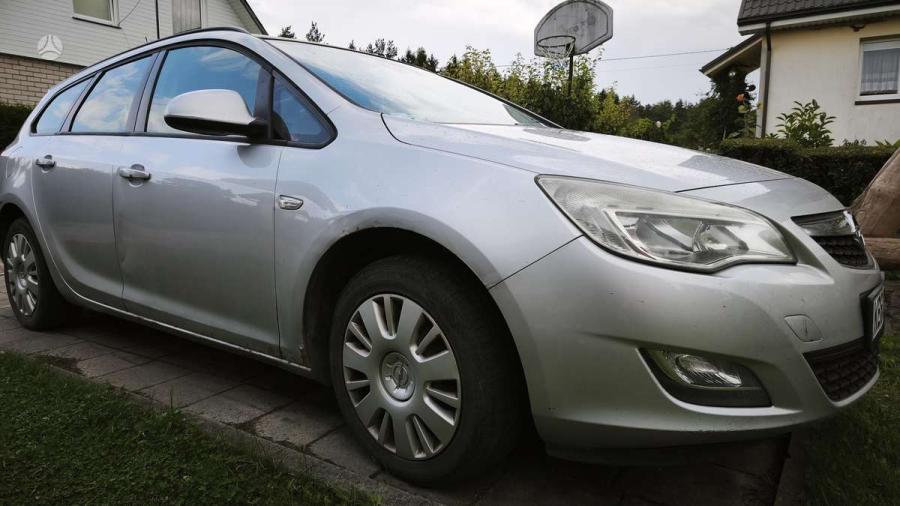 Grey Opel Astra 2011 in Siauliai, with an engine capacity of 1.69 L and mileage of 430 thousand km for 2600 €, photo 11 on AUTOMOTO.COM.LV