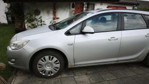 Grey Opel Astra 2011 in Siauliai, with an engine capacity of 1.69 L and mileage of 430 thousand km for 2600 €, photo 12 on AUTOMOTO.COM.LV