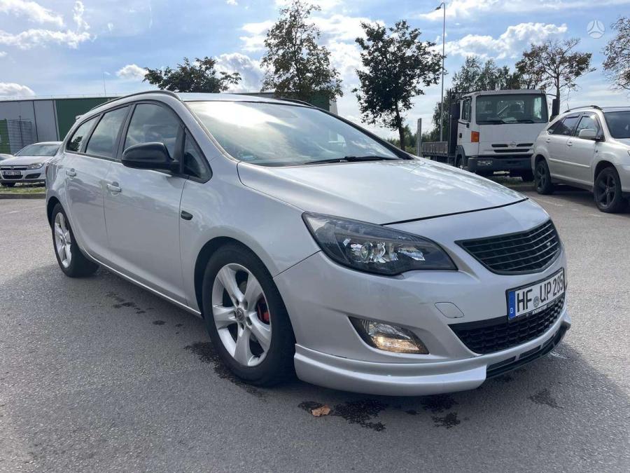 Grey Opel Astra 2011 in Siauliai, with an engine capacity of 1.69 L and mileage of 345 thousand km for 2150 €, photo 1 on AUTOMOTO.COM.LV