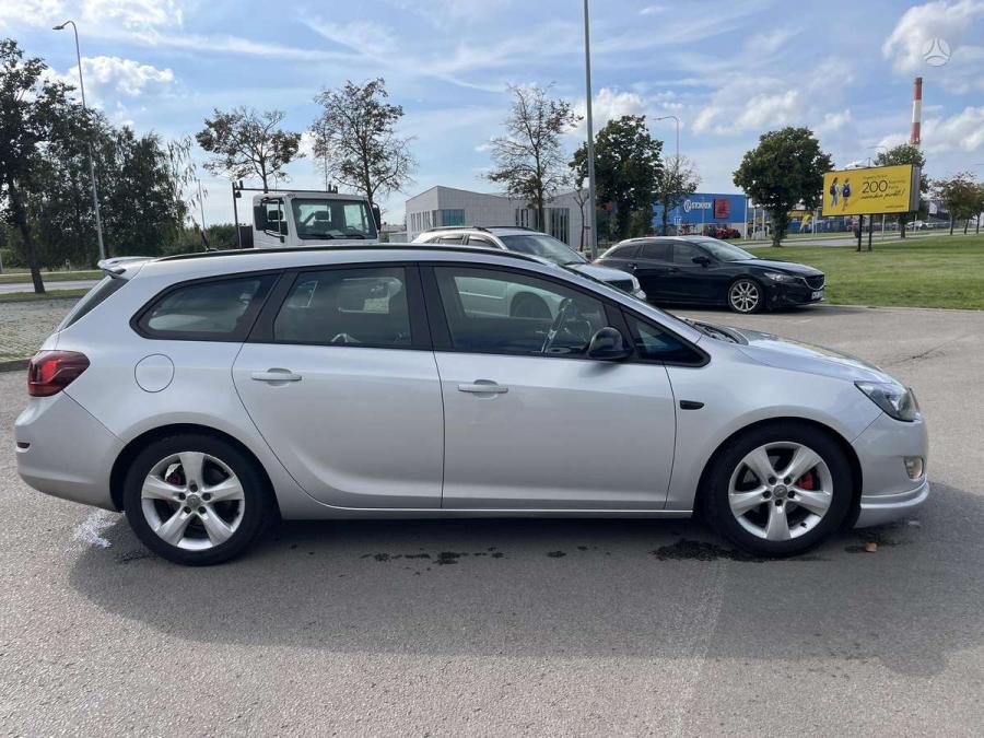 Grey Opel Astra 2011 in Siauliai, with an engine capacity of 1.69 L and mileage of 345 thousand km for 2150 €, photo 3 on AUTOMOTO.COM.LV
