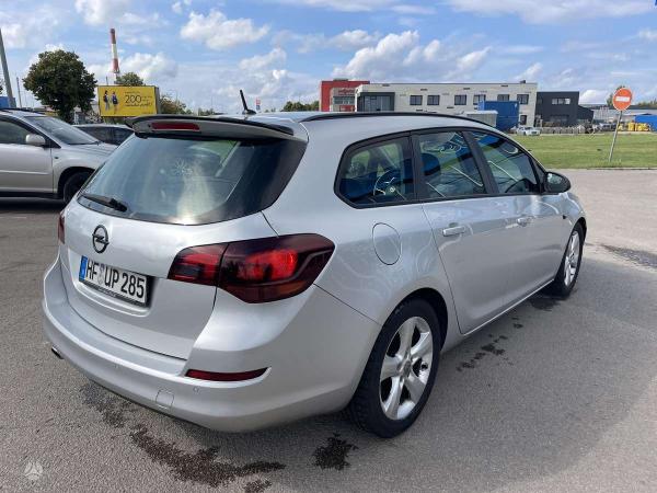 Grey Opel Astra 2011 in Siauliai, with an engine capacity of 1.69 L and mileage of 345 thousand km for 2150 €, photo 4 on AUTOMOTO.COM.LV