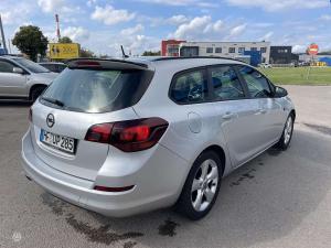 Grey Opel Astra 2011 in Siauliai, with an engine capacity of 1.69 L and mileage of 345 thousand km for 2150 €, photo 4 on AUTOMOTO.COM.LV