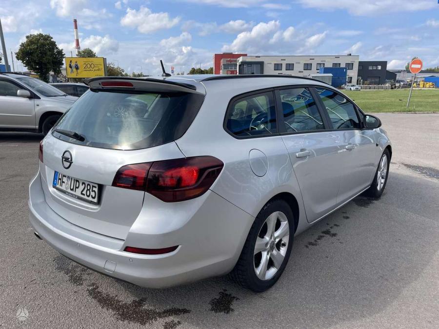 Grey Opel Astra 2011 in Siauliai, with an engine capacity of 1.69 L and mileage of 345 thousand km for 2150 €, photo 4 on AUTOMOTO.COM.LV