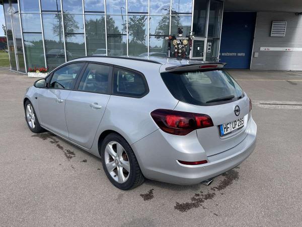 Grey Opel Astra 2011 in Siauliai, with an engine capacity of 1.69 L and mileage of 345 thousand km for 2150 €, photo 6 on AUTOMOTO.COM.LV