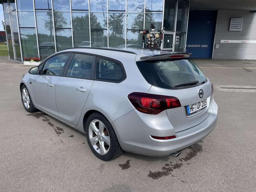 Grey Opel Astra 2011 in Siauliai, with an engine capacity of 1.69 L and mileage of 345 thousand km for 2150 €, photo 6 on AUTOMOTO.COM.LV